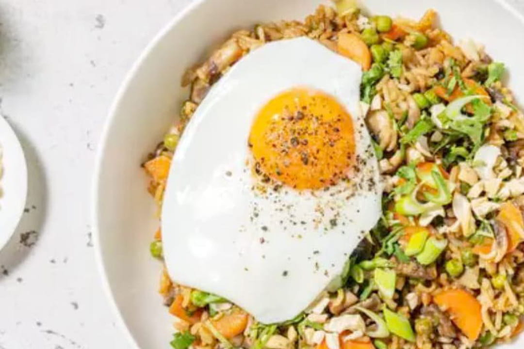 Riz sauté chinois aux petits pois et carottes