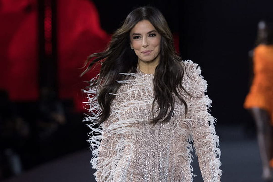 Eva Longoria en mini robe argentée à franges et épaulettes