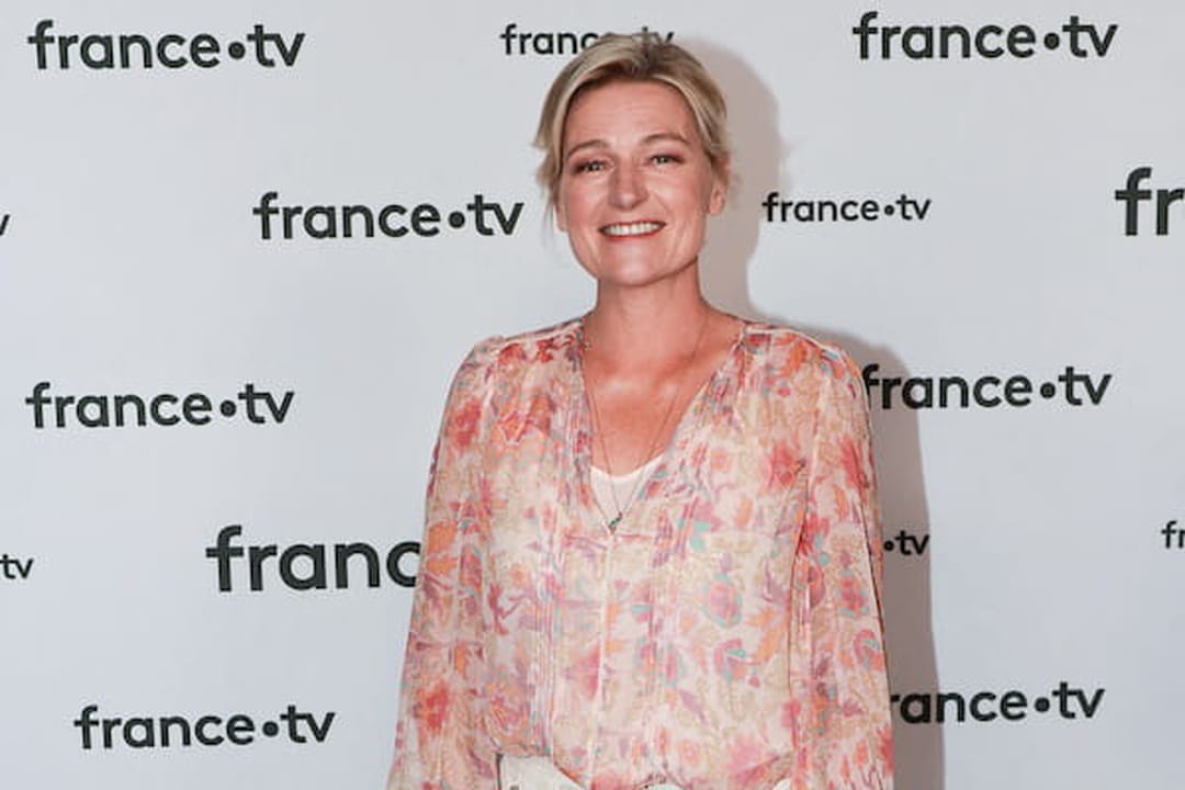 Anne-Elisabeth Lemoine en blouse imprimée et jean blanc