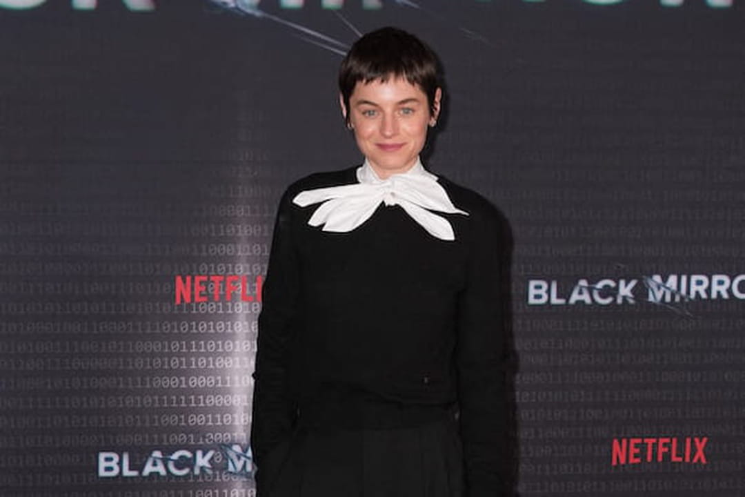 À Londres, Emma Corrin ose un look noir et blanc à l'allure androgyne