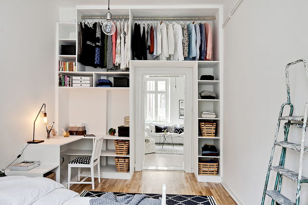 Un dressing au-dessus et autour de la porte côté chambre
