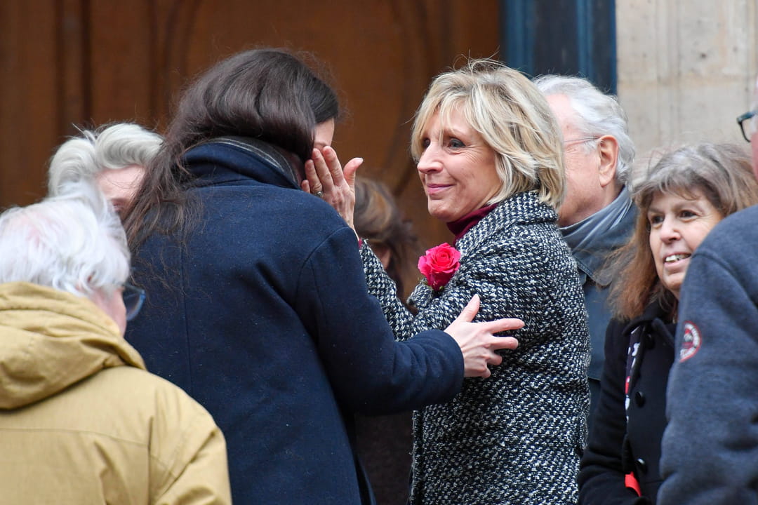 Evelyne Dhéliat, affectueuse avec Gabrielle Laborde aux obsèques de ...