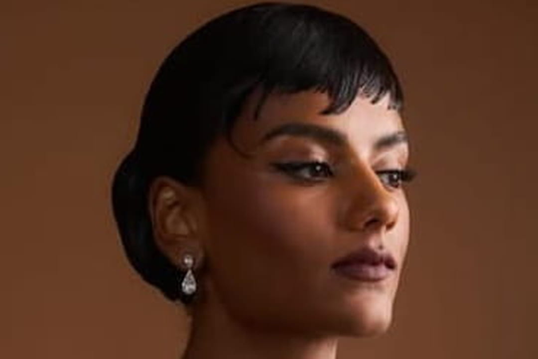 Simone Ashley se prend pour Audrey Hepburn