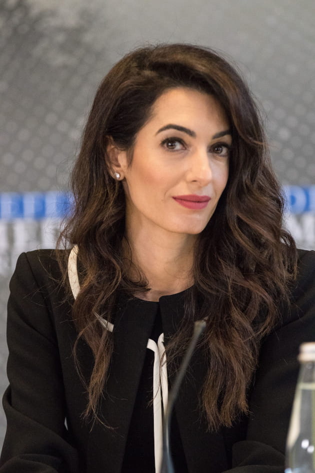 La chevelure volumineuse d'Amal Clooney