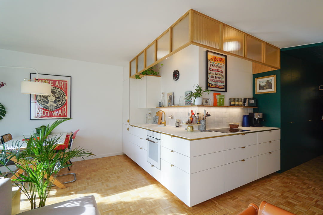 Une cuisine qui épouse l'angle de la pièce pour mieux s'y intégrer