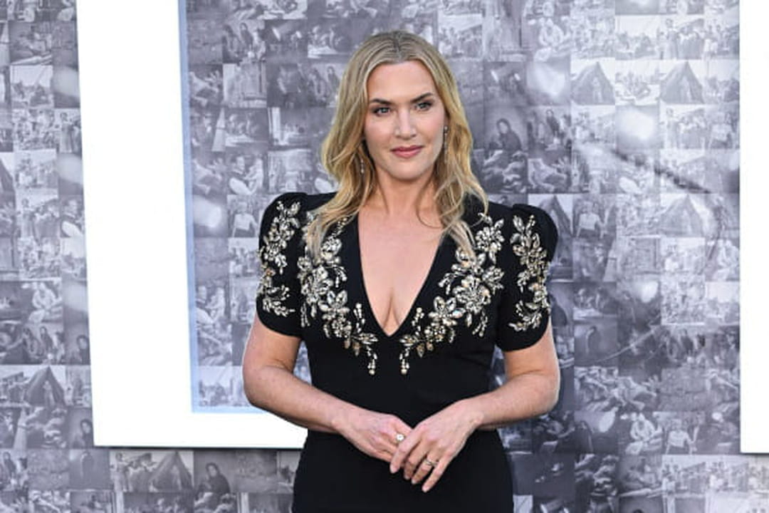 À Londres, Kate Winslet foule le tapis rouge avec une robe majestueuse