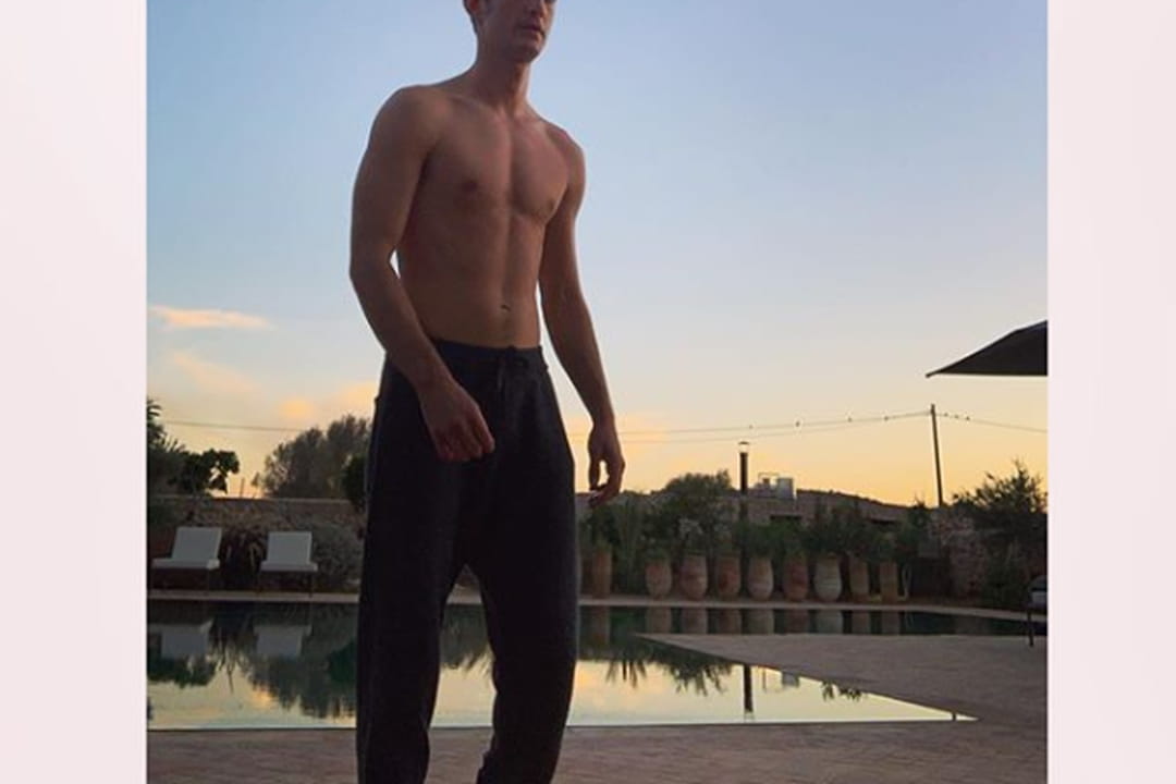 Pierre Niney, musclé et sexy torse-nu