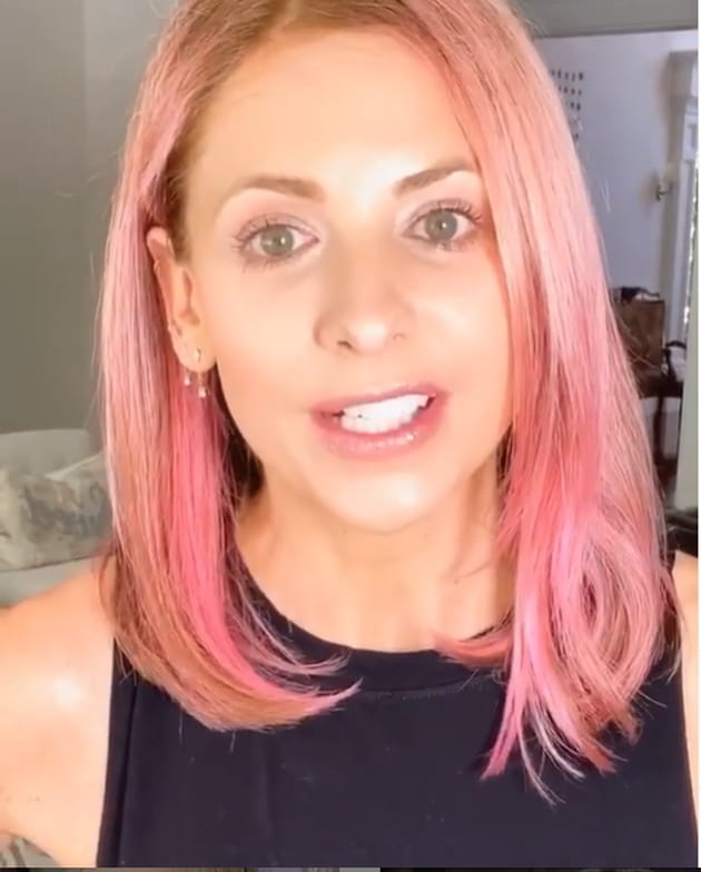 Sarah Michelle Gellar voit la vie (et ses cheveux) en rose