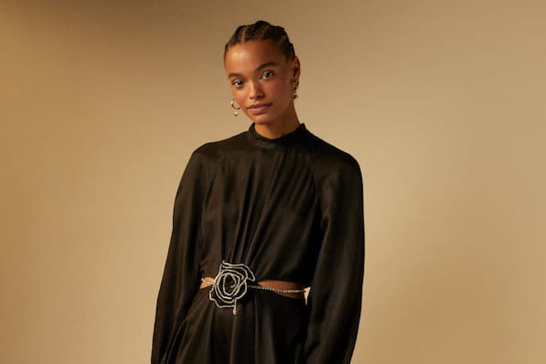 Robe noire à découpes