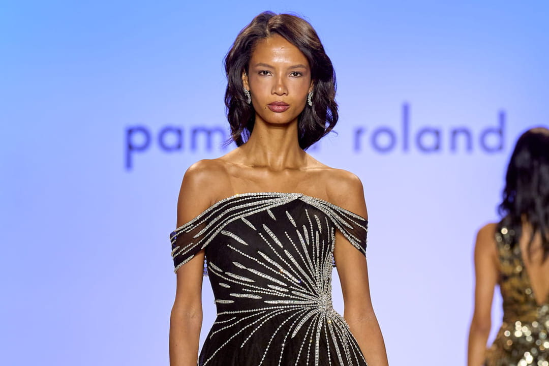 Robe noire brodée à encolure Bardot aperçue sur le défilé Pamella Roland