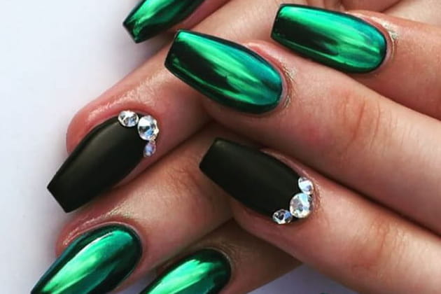 Les ongles vert métallique