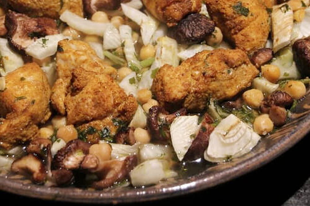 Poulet rôti au fenouil, pois chiches et shiitakés