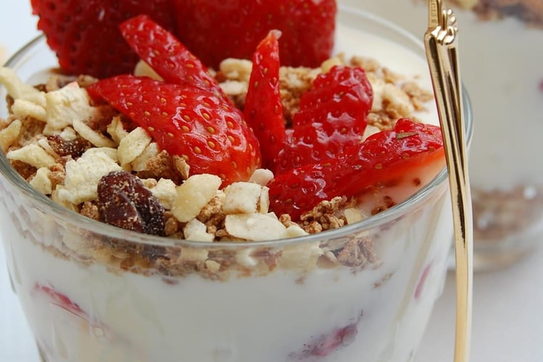 Fromage blanc muesli et fraises
