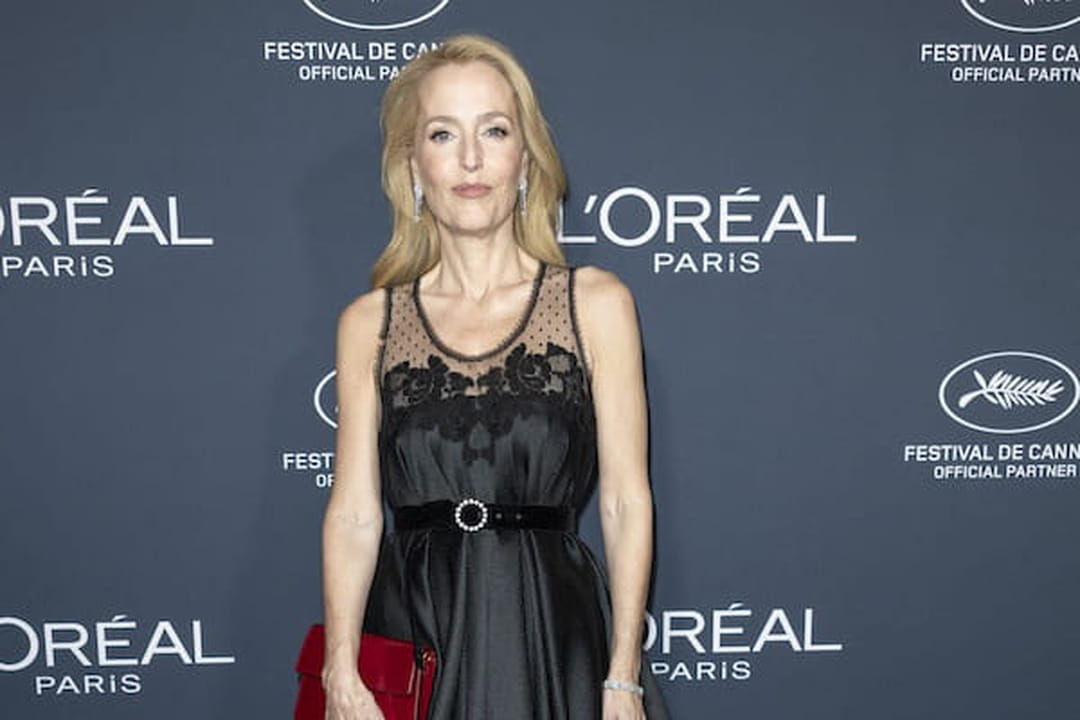 Gillian Anderson réinvente la robe noire glamour sur la Croisette