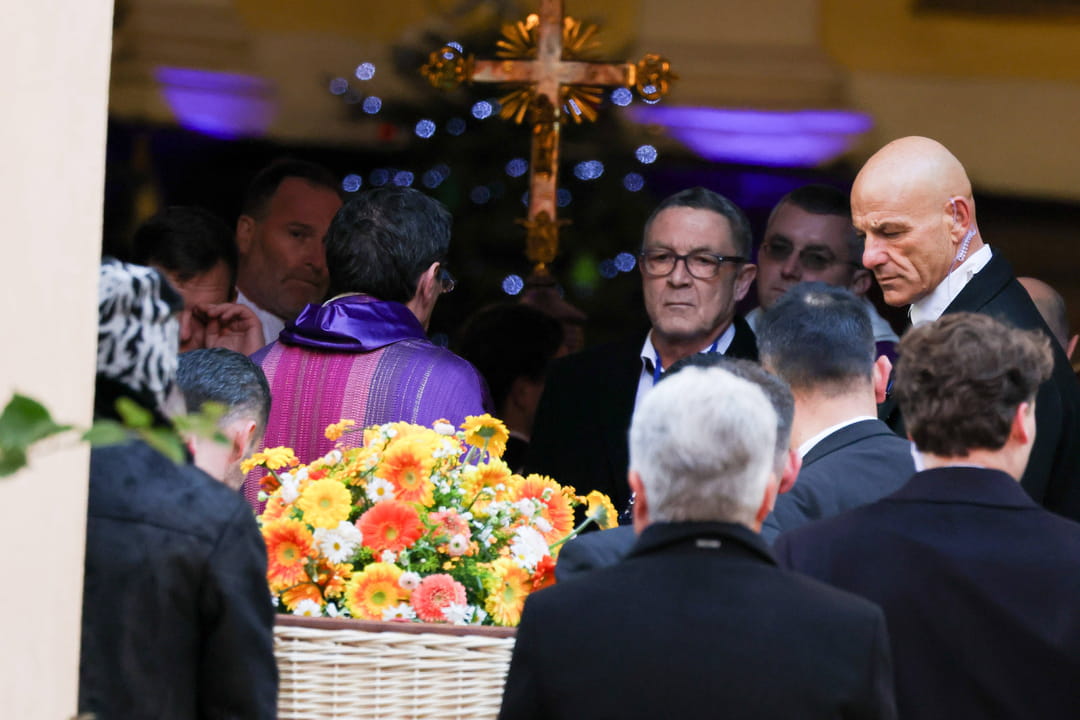 Nicolas-Jacques Charrier, fils de Brigitte Bardot, aux obsèques de sa mère