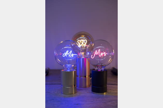 Une ampoule néon d'Elements Lighting