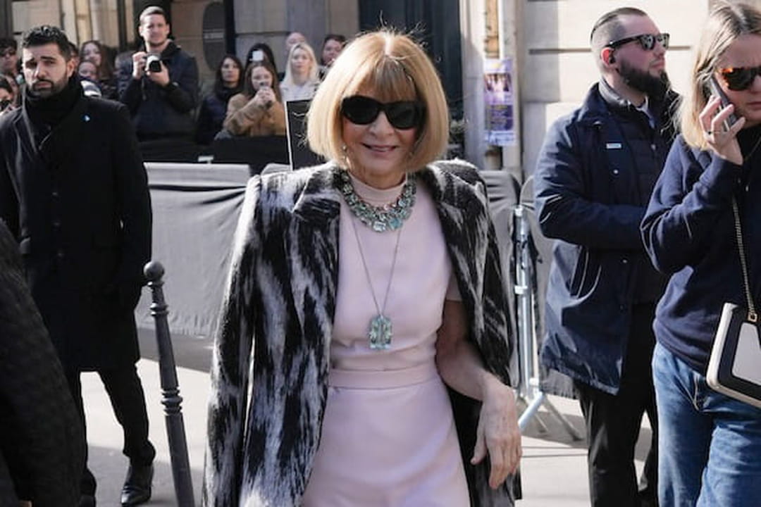 Anna Wintour n'a pas peur d'être too much avec ses bijoux imposants