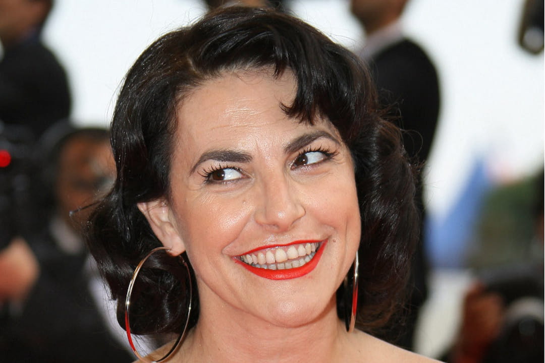 La coiffure rétro de Lio