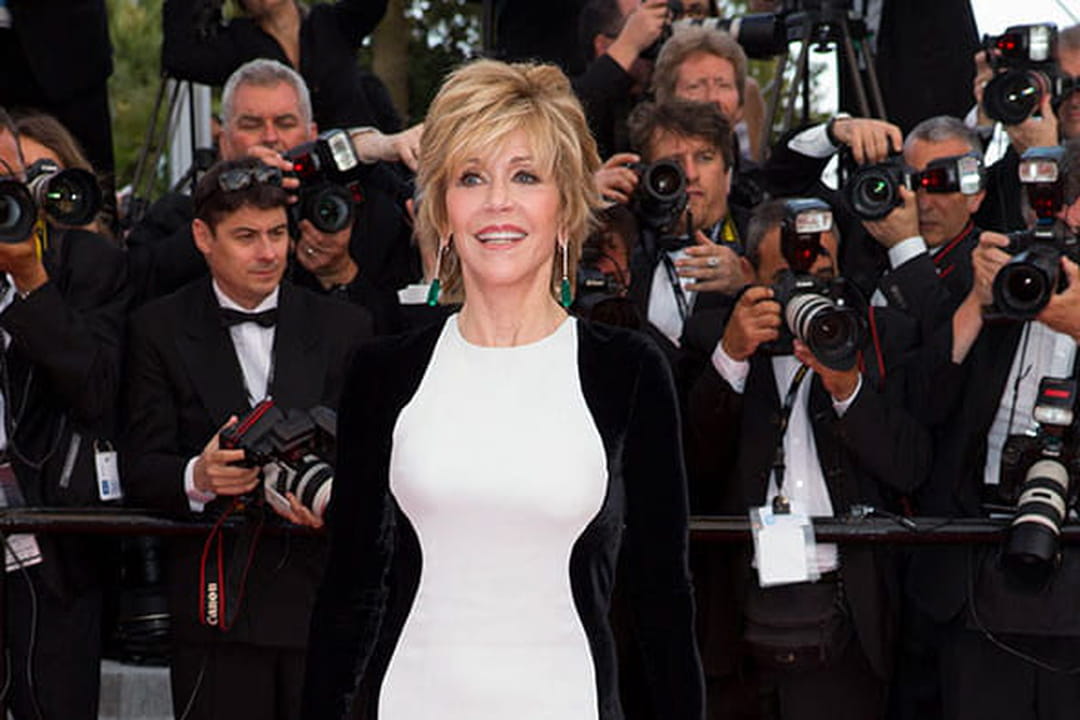 Jane Fonda en longue robe bicolore