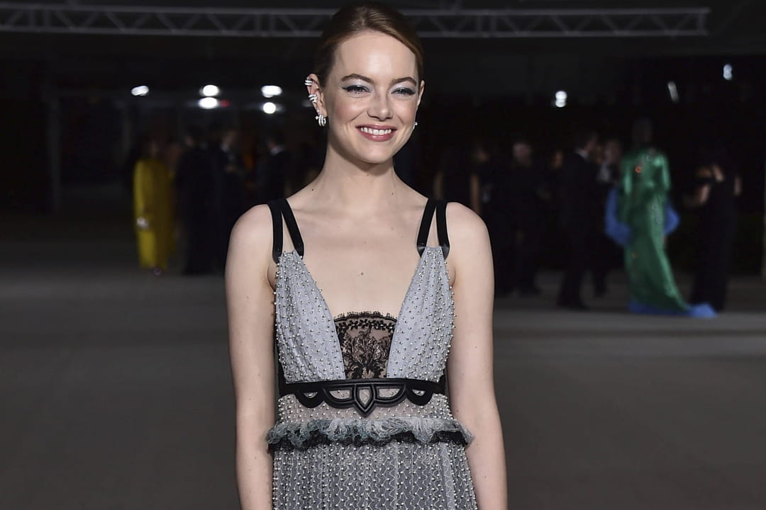 Emma Stone en robe noire au décolleté en V