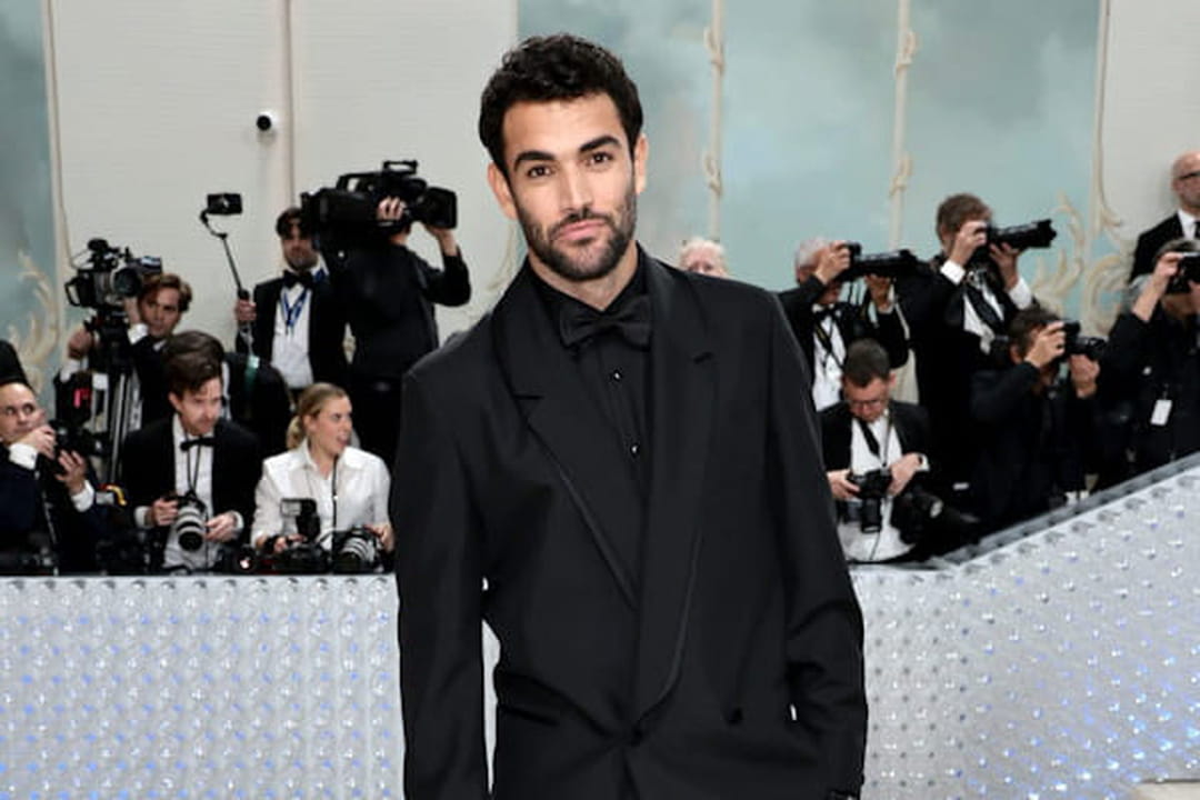 Matteo Berrettini en costume noir Boss