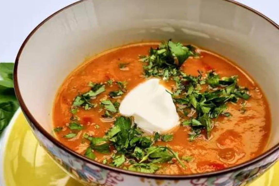 Soupe froide de poivrons rouges à la crème aigre