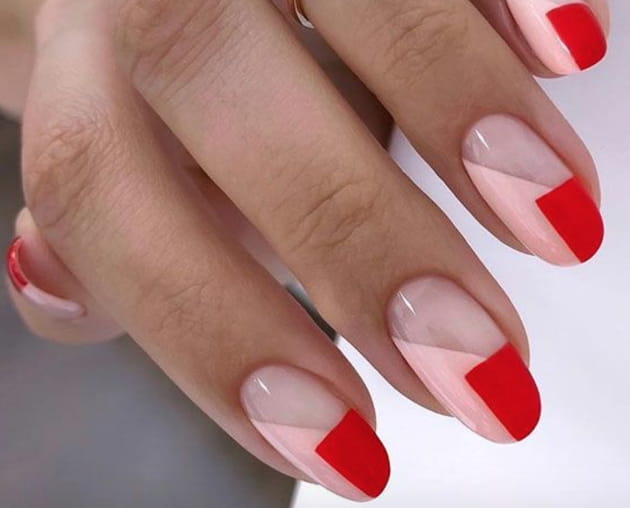 Une manucure rouge et rose