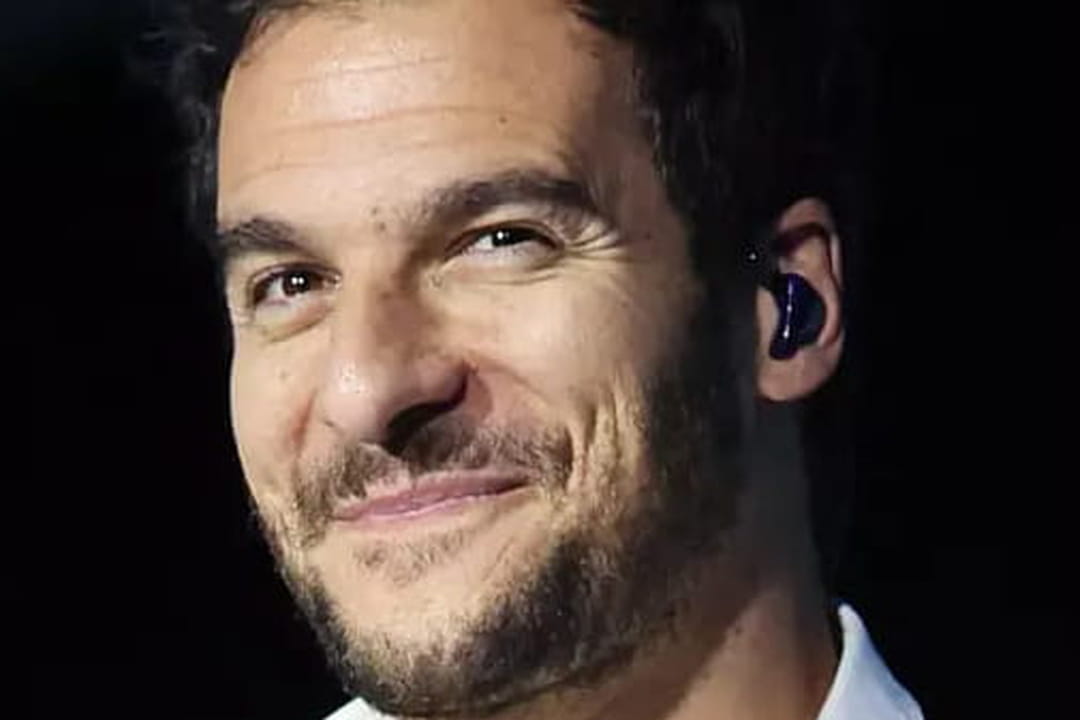 Amir, révolté : son titre hommage aux victimes du 7 octobre