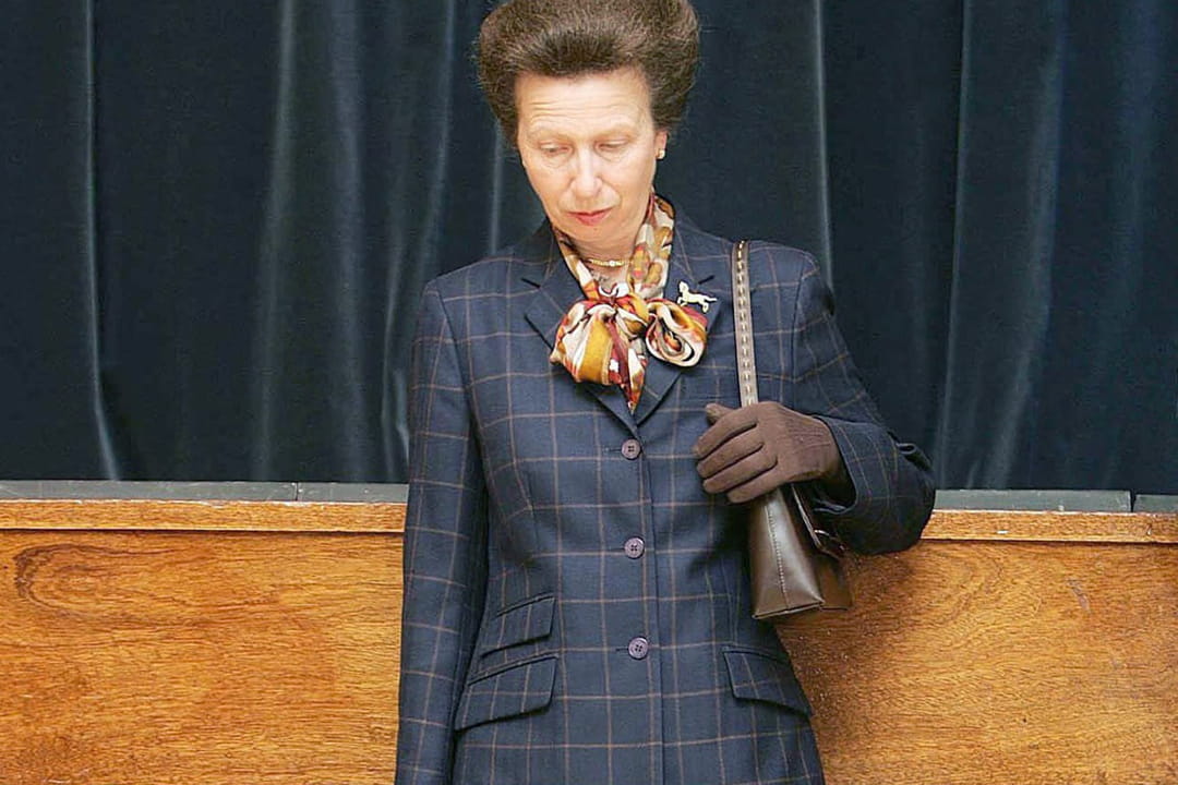 La princesse Anne en ensemble tailleur bleu nuit