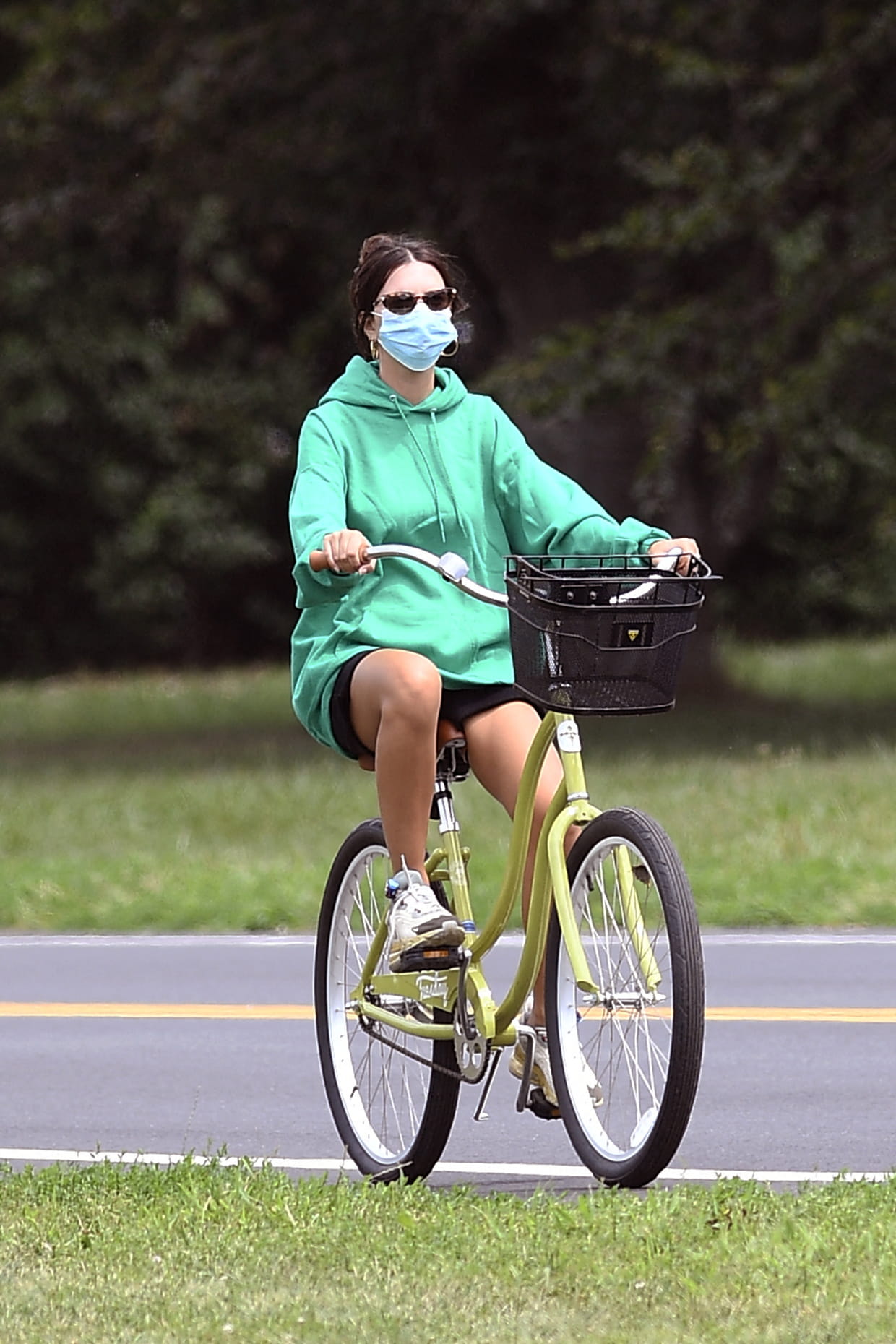 Emily Ratajkowski en hoodie vert