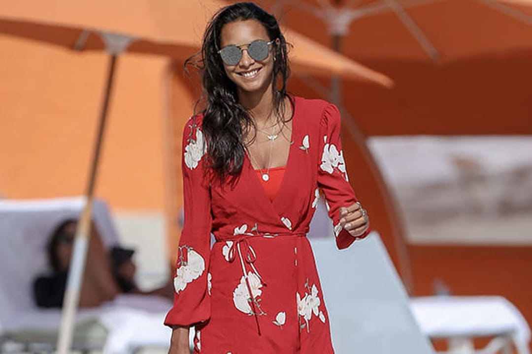 Lais Ribeiro en robe cache-cœur rouge imprimée