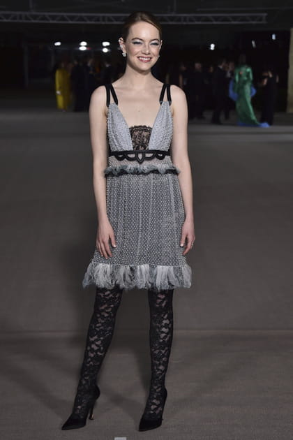 Emma Stone en robe noire au décolleté en V