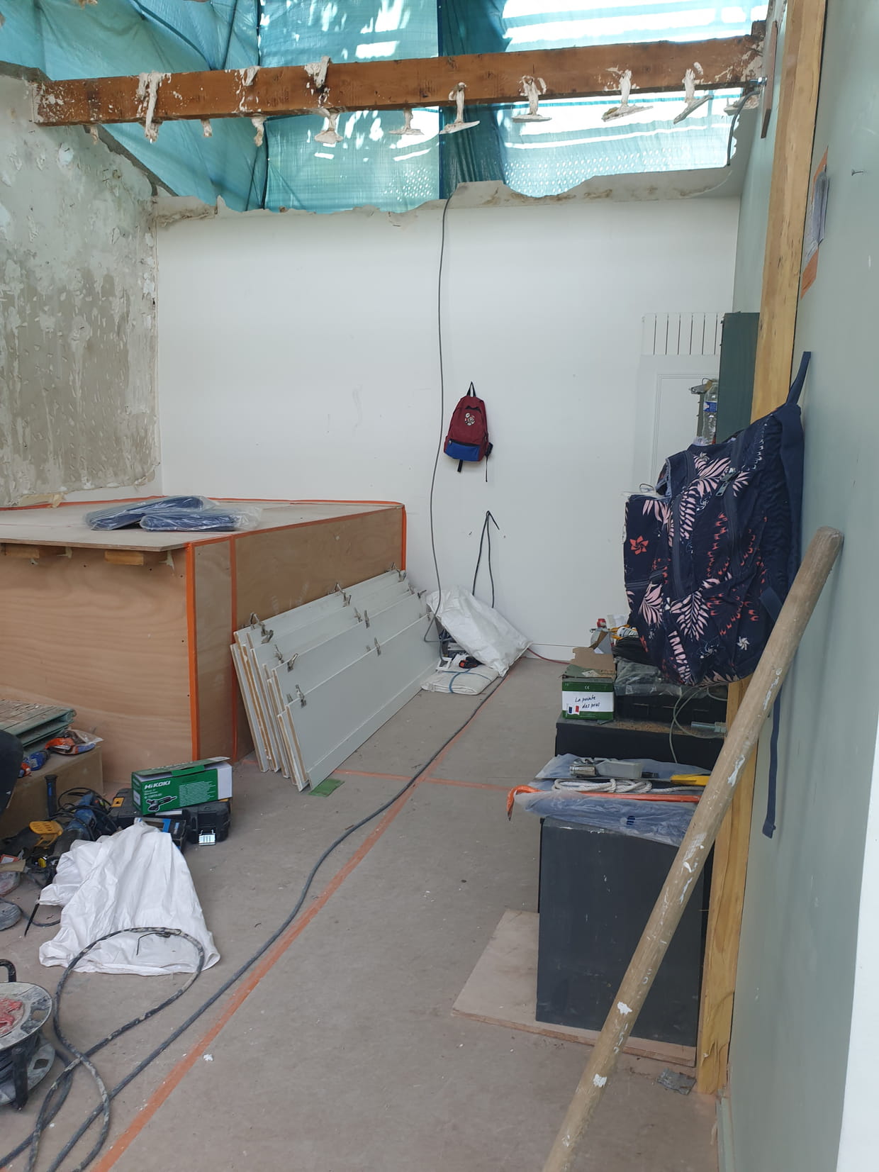 Pendant : le palier de l'étage 2 en travaux