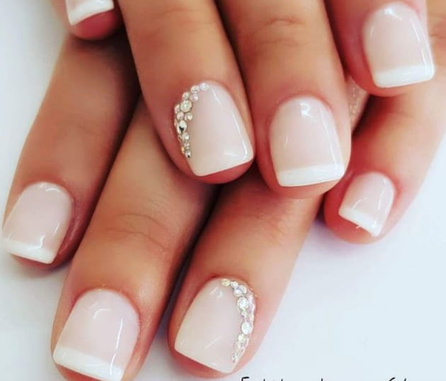 Une french manucure avec des strass
