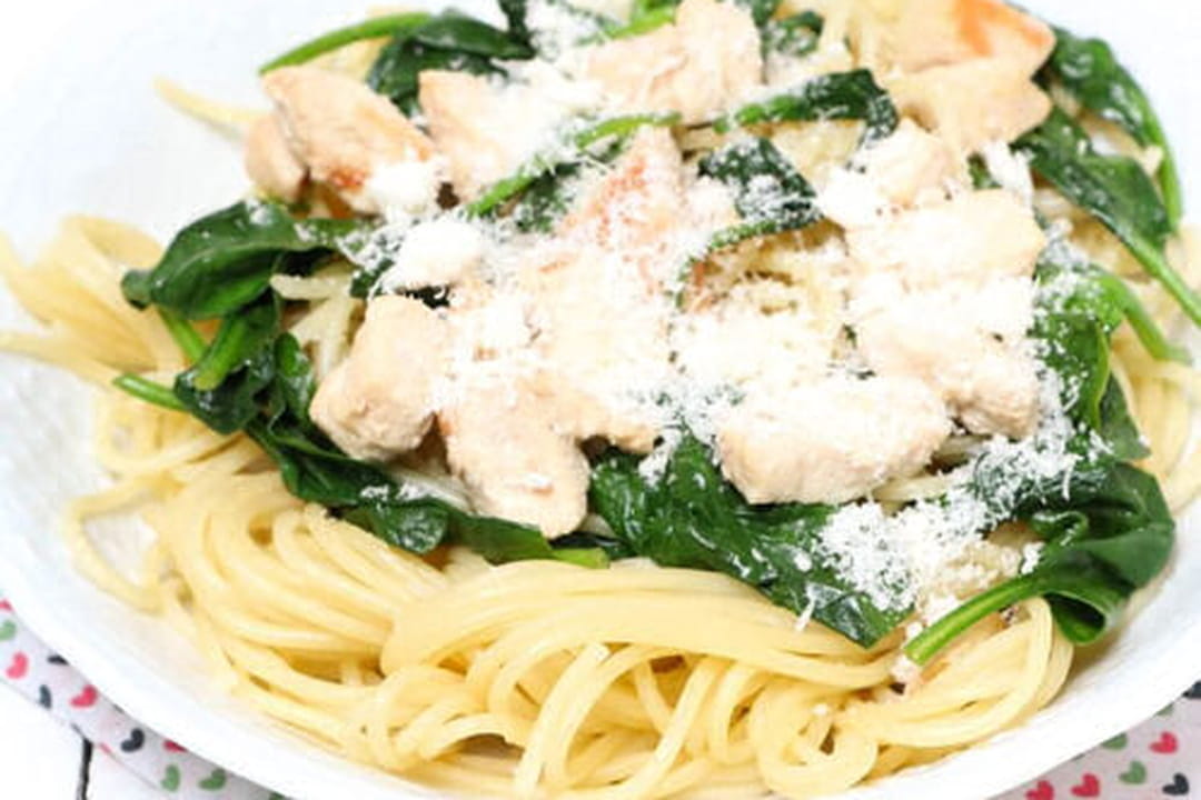 Spaghetti au poulet grillé et épinards