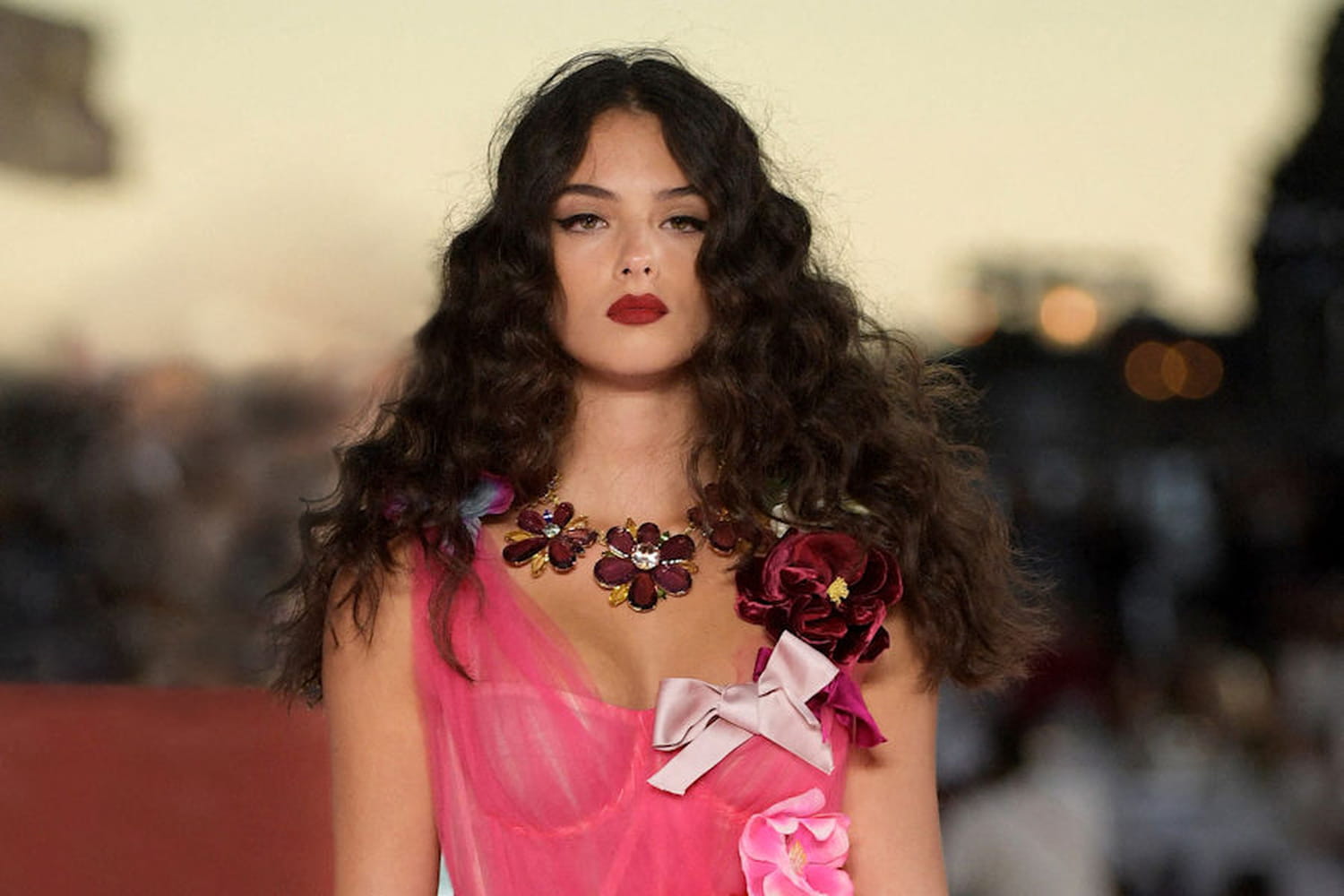 Deva Cassel, nue sous sa veste, électrise ses fans avec sa tenue immaculée