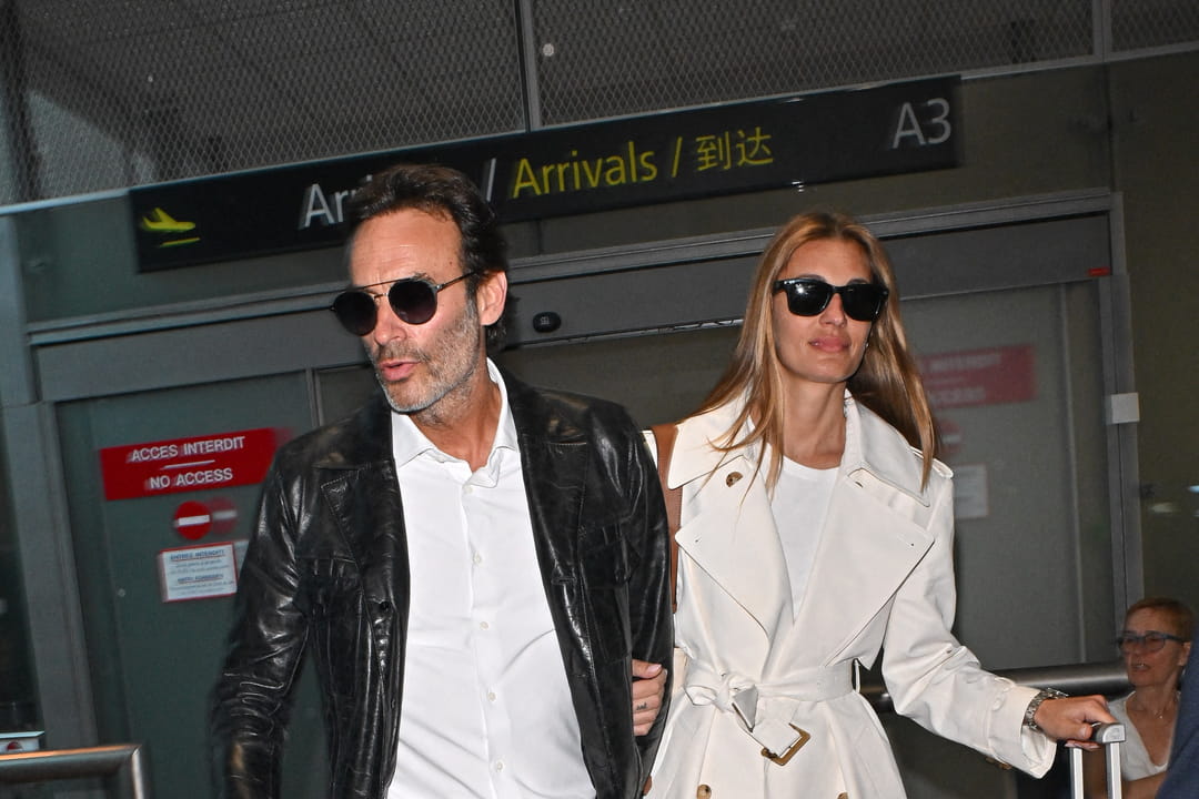 Anthony Delon et sa fiancée Sveva Alviti arrivent à l'aéroport de Nice ...