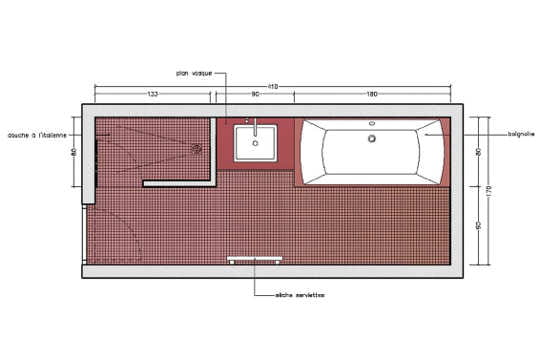 Avec une douche à l'italienne et une baignoire