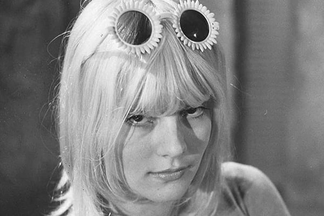 Sylvie Vartan en top à col V et lunettes fantaisie