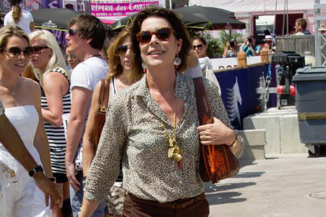 Caroline de Monaco en pantalon marron et chemise imprimée