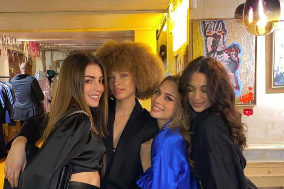 April Benayoum et la promo Miss France 2021