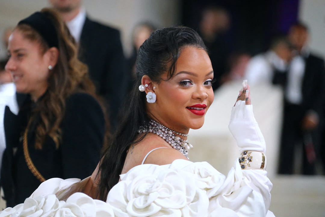 Rihanna est sensationnelle en brune