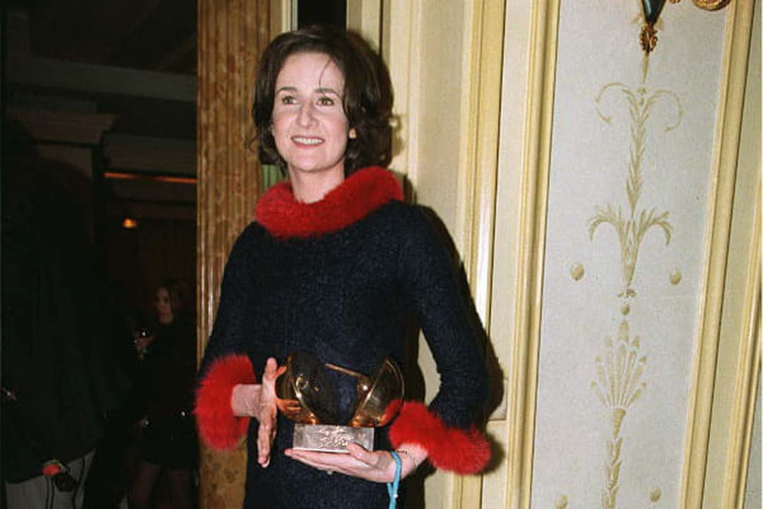 Valérie Lemercier en robe noire à détails en poils rouges