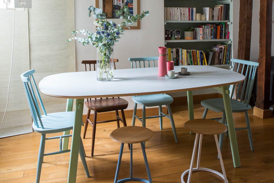 Une table en bois et formica