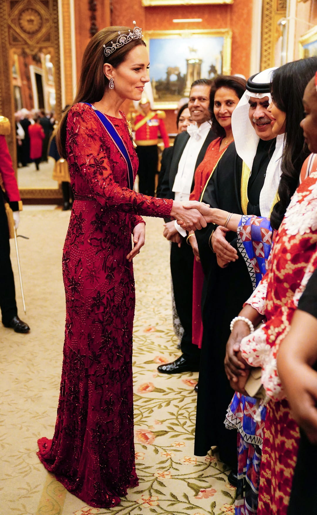 Kate Middleton ose la robe en dentelle rouge pour une soirée à Buckingham