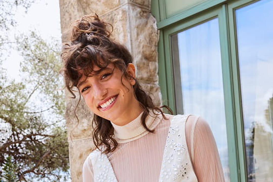 Le demi chignon haut ondulé