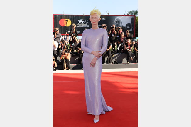 Tilda Swinton en robe lilas brillante Haider Ackermann