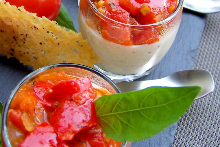 Verrines de panna cotta au parmesan, tomates-poivrons et tuiles poivrées