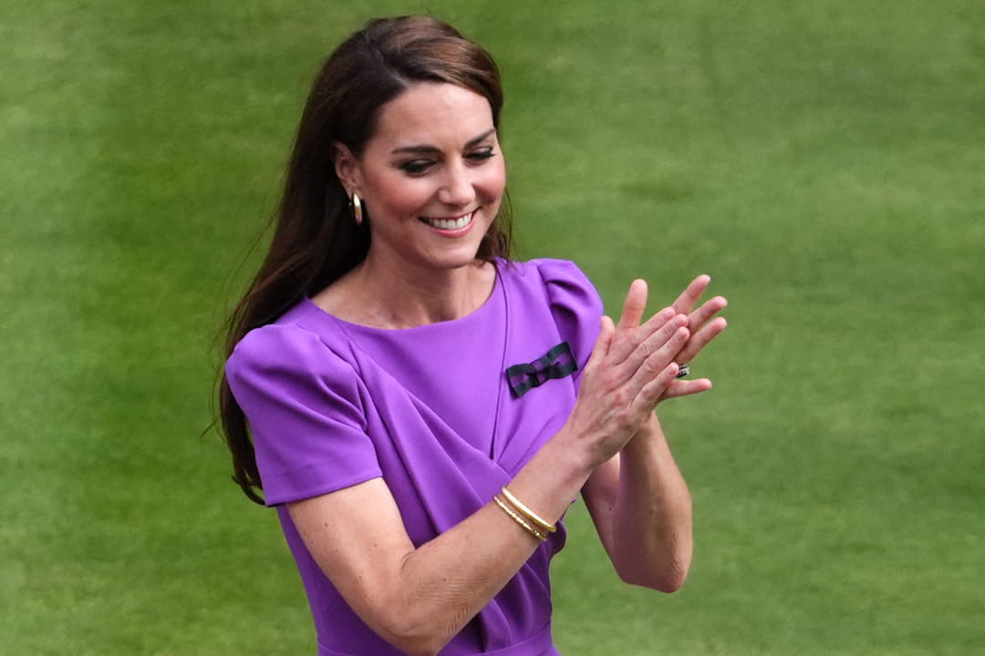 Kate Middleton en robe violette Safiyaa