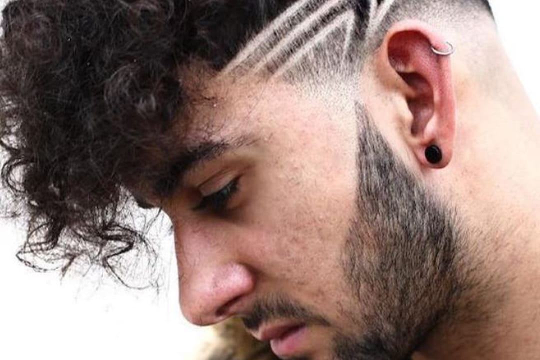 Les cheveux frisés avec traits